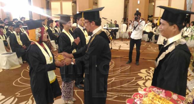 Dalam Acara Wisuda STIKOM Semarang Luncurkan Media Terintegrasi ...