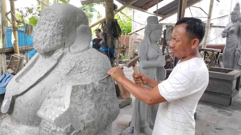 Warga Muntilan-Magelang Dikenal Ahli Membuat Kerajinan Pahat Batu Jadi ...